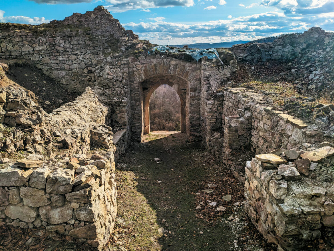 Nový hrad – castrum Wywar - Krásy Slovenska